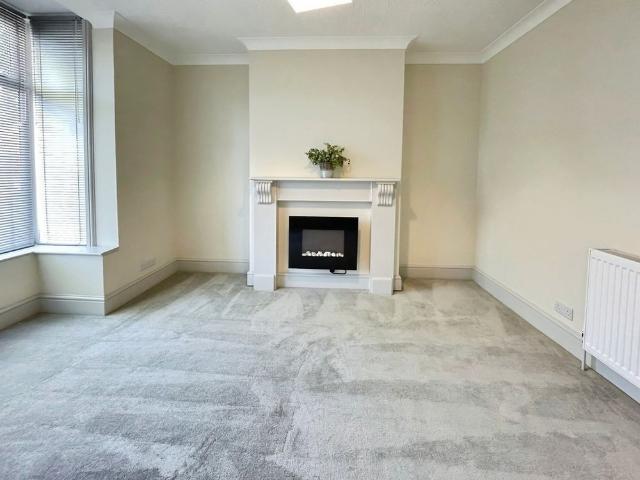 4 bedroom Mid Terraced House to let