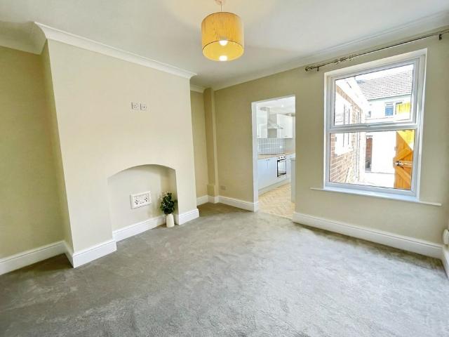 4 bedroom Mid Terraced House to let