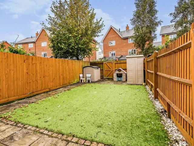 4 bedroom mid terraced house to rent