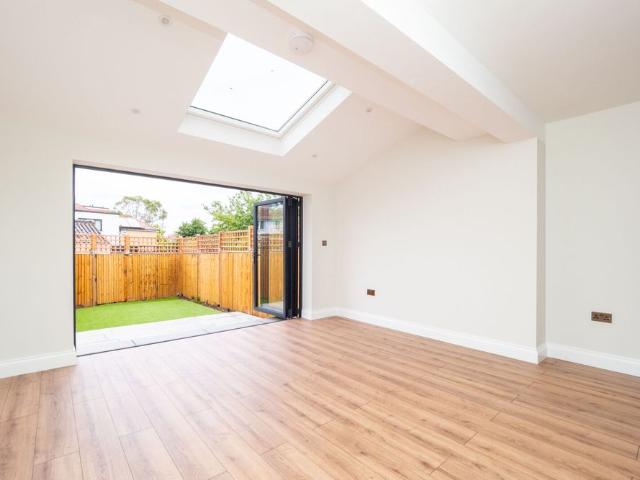 4 bedroom mid terraced house to rent