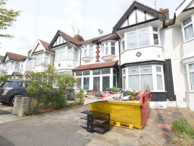 4 Bedroom Mid Terraced House To Rent in Queenborough Gardens, Ilford, IG2