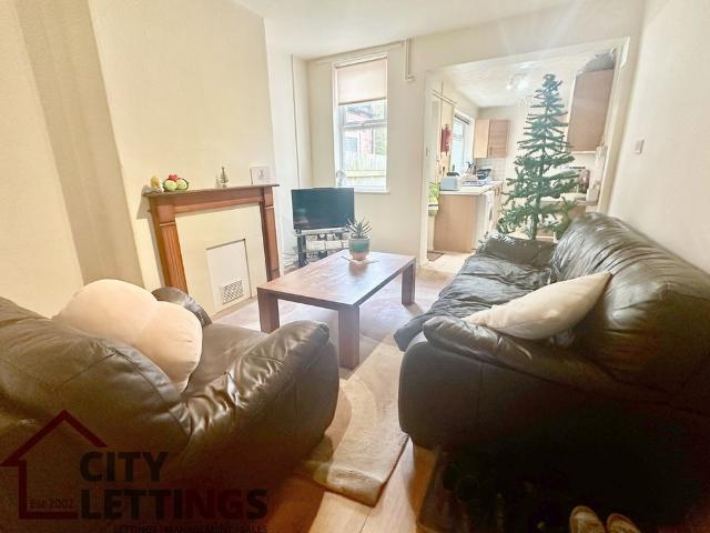 4 Bedroom Mid Terraced House