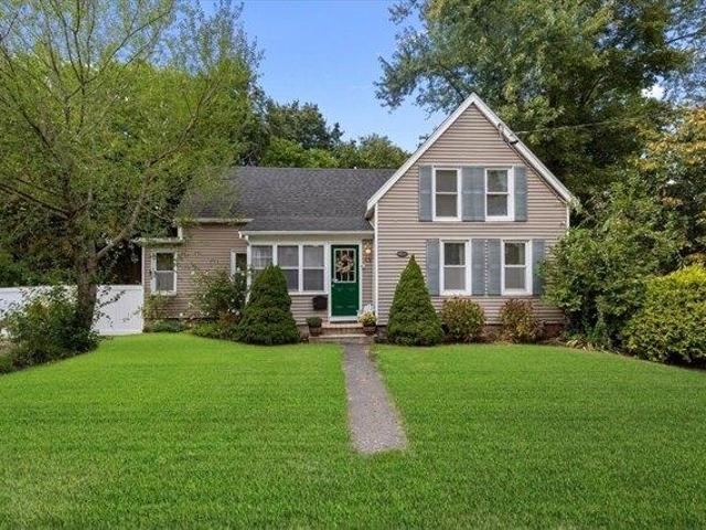 4 bedroom, Middleboro MA 02346 LS102370100