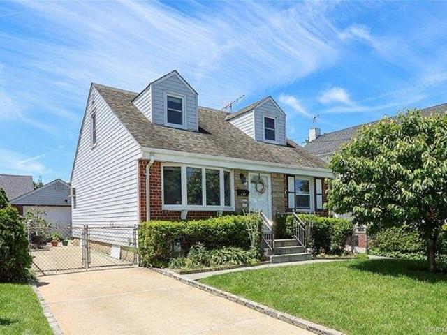 4 bedroom, Mineola NY 11501 104922030