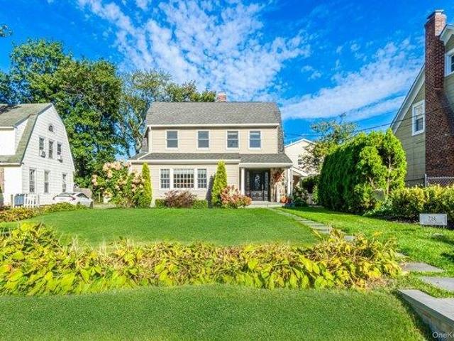 4 bedroom, Mineola NY 11501 LS101801738