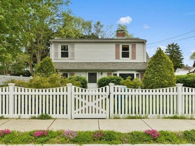 4 bedroom, Norwood MA 02062 103969123