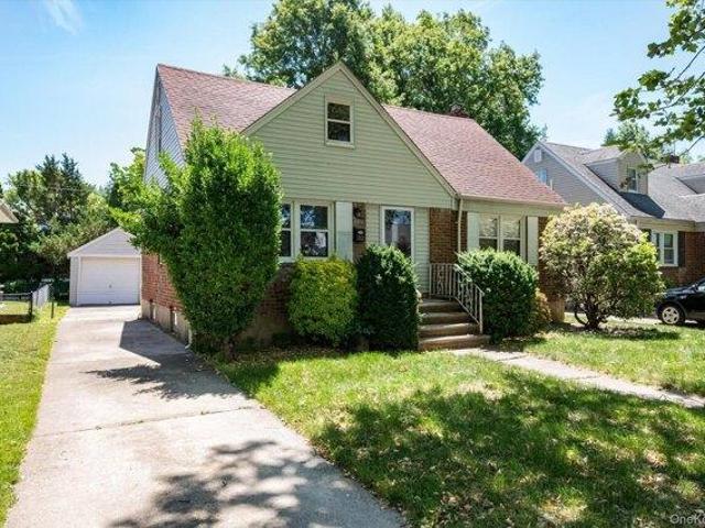 4 bedroom, New Hyde Park NY 11040 104905653