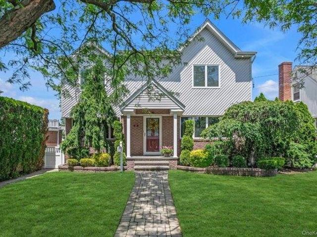 4 bedroom, New Hyde Park NY 11040 104905657