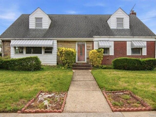 4 bedroom, New Hyde Park NY 11040 104921509