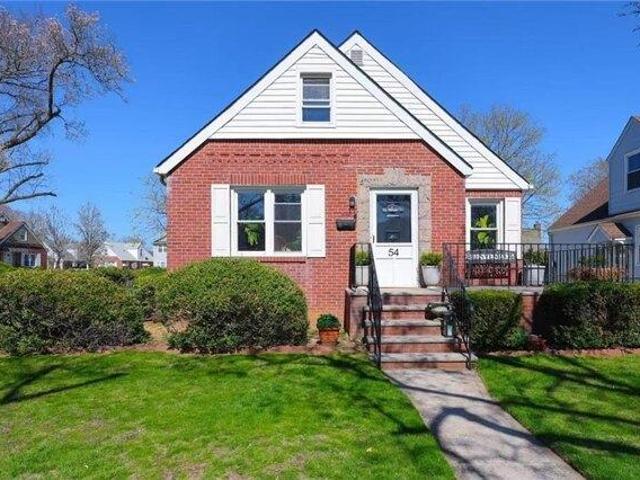 4 bedroom, New Hyde Park NY 11040 105191346