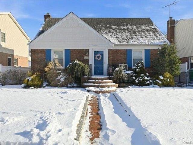 4 bedroom, New Hyde Park NY 11040 LS101782278