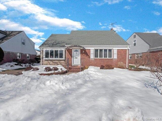4 bedroom, New Hyde Park NY 11040 LS101783147