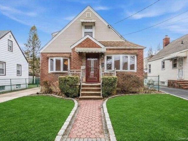 4 bedroom, New Hyde Park NY 11040 LS101800034