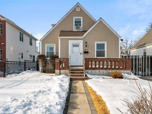 4 bedroom, New Hyde Park NY 11040 LS101800501