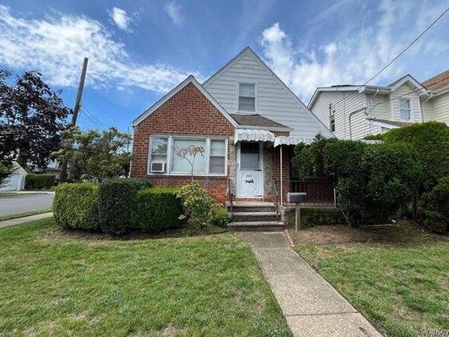 4 bedroom, New Hyde Park NY 11040 LS101802042