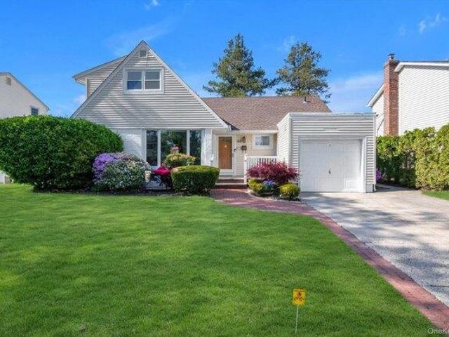 4 bedroom, New Hyde Park NY 11040 LS102563739
