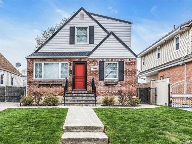 4 bedroom, New Hyde Park NY 11040 LS102565625