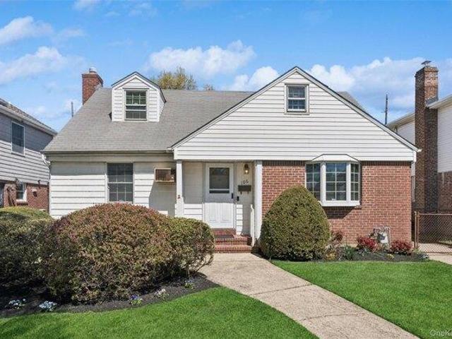 4 bedroom, New Hyde Park NY 11040 LS102565832