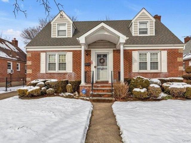 4 bedroom, New Hyde Park NY 11040 LS102565963
