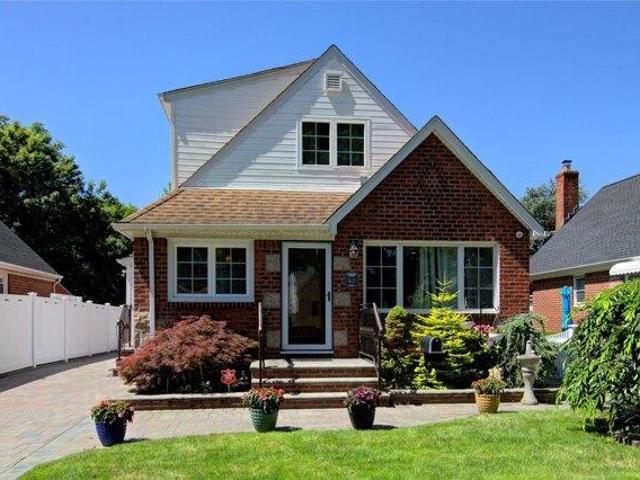 4 bedroom, New Hyde Park NY 11040 LS102527984