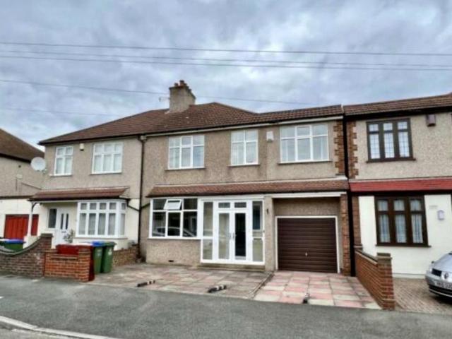 4 bedroom semi detached bungalow to rent