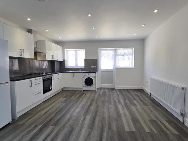 4 bedroom semi detached bungalow to rent