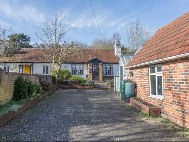 4 bedroom semi detached bungalow to rent