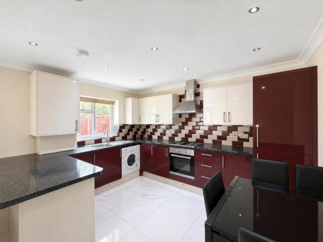 4 bedroom semi detached bungalow for rent in Worthing Road, Heston, TW5