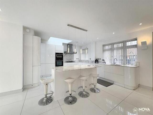 4 bedroom semi detached bungalow for rent in Linden Road, Luton, LU4