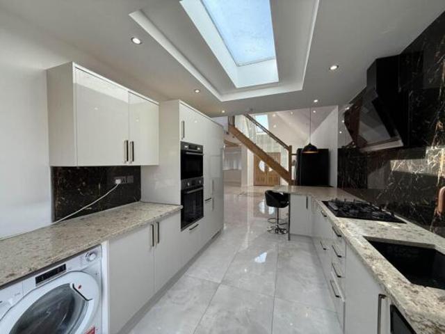 4 bedroom semi detached bungalow for rent in Park Avenue, Luton, LU3