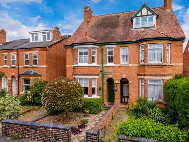 4 Bedroom Semi Detached House