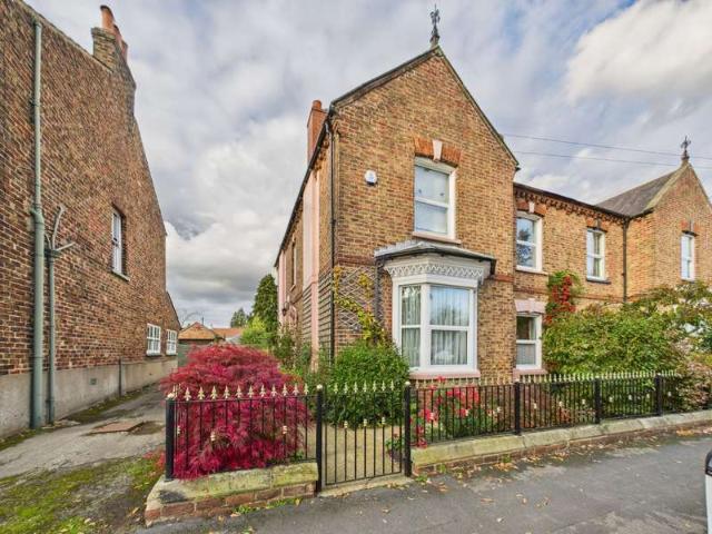 4 Bedroom Semi Detached House