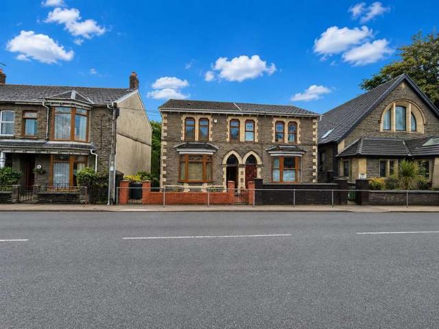 4 Bedroom Semi Detached House