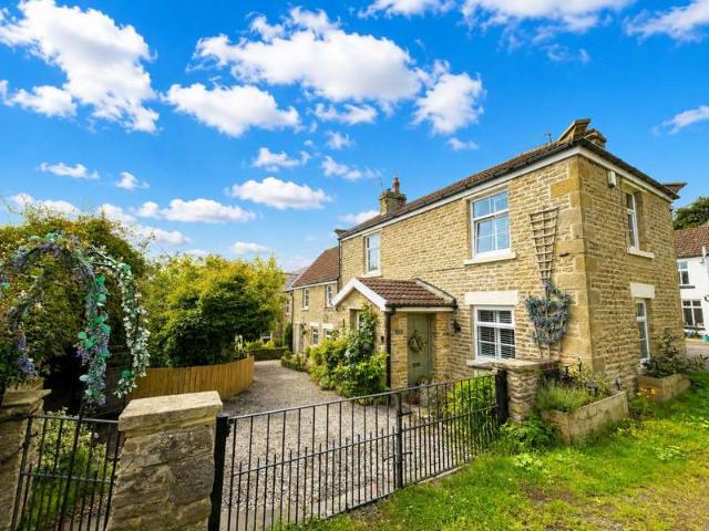 4 Bedroom Semi Detached House