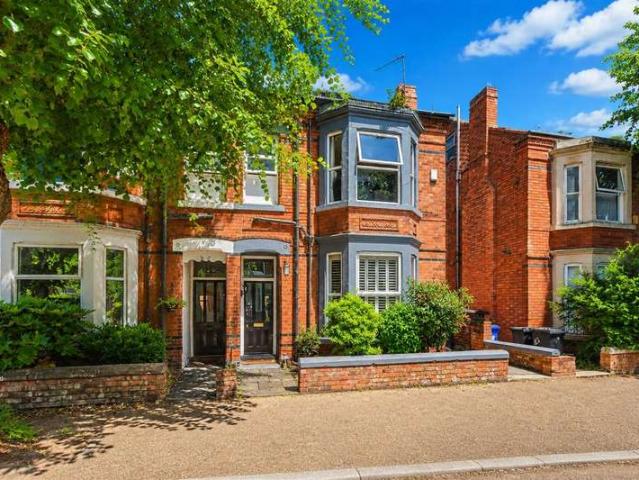 4 Bedroom Semi Detached House