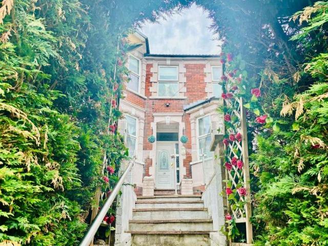 4 Bedroom Semi Detached House