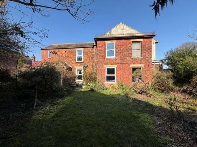 4 Bedroom Semi Detached House