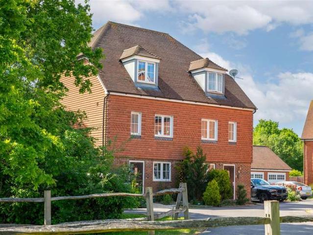 4 Bedroom Semi Detached House