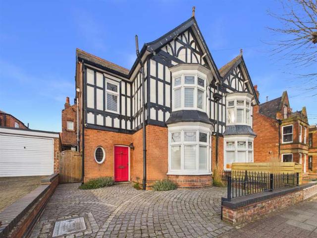 4 Bedroom Semi Detached House