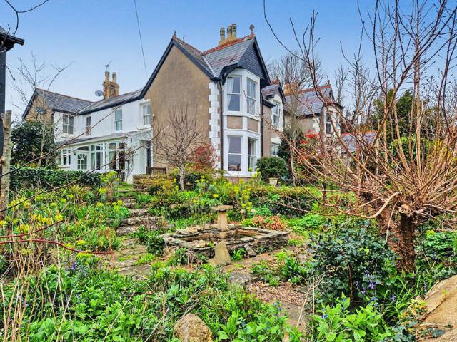 4 Bedroom Semi Detached House