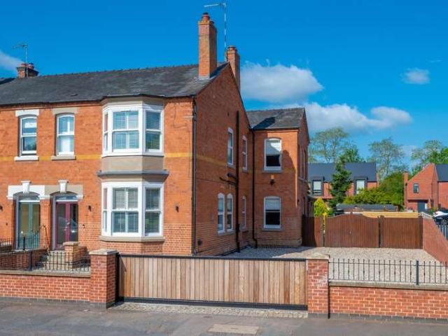 4 Bedroom Semi Detached House