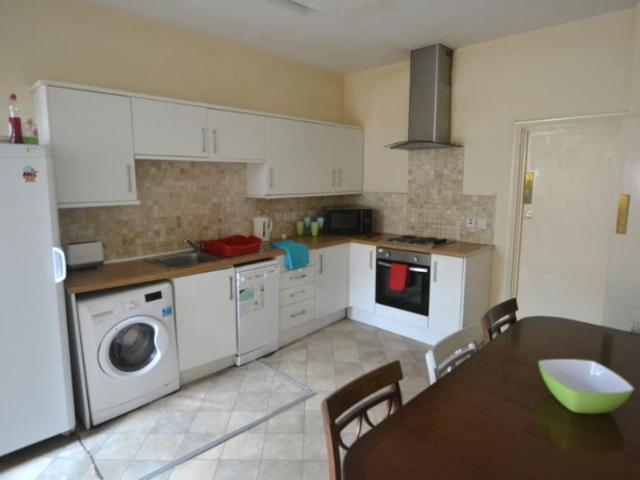 4 bedroom Semi detached house To Let