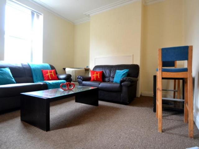 4 bedroom Semi detached house To Let