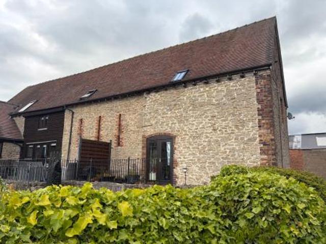 4 bedroom Semi detached house To Let