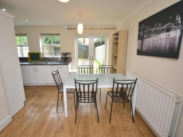 4 bedroom Semi detached house To Let