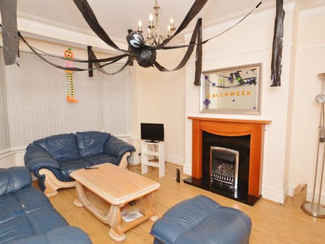 4 bedroom Semi detached house To Let