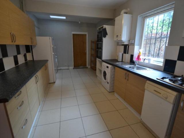 4 bedroom Semi detached house To Let