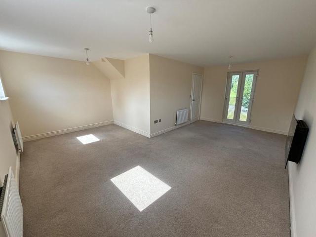 4 bedroom Semi detached house to let