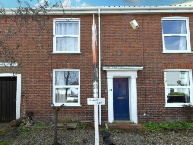 4 bedroom Semi detached house To Let