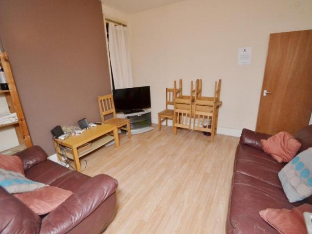 4 bedroom Semi detached house To Let